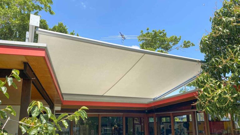 Retractable awnings for courtyards, patios and outdoor areas